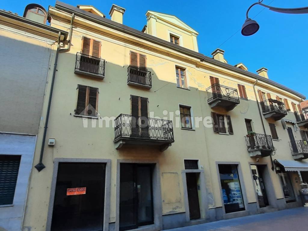 Locale commerciale corso Nuova Italia 84, Santhià, Rif. 107793073 - Immobiliare.it