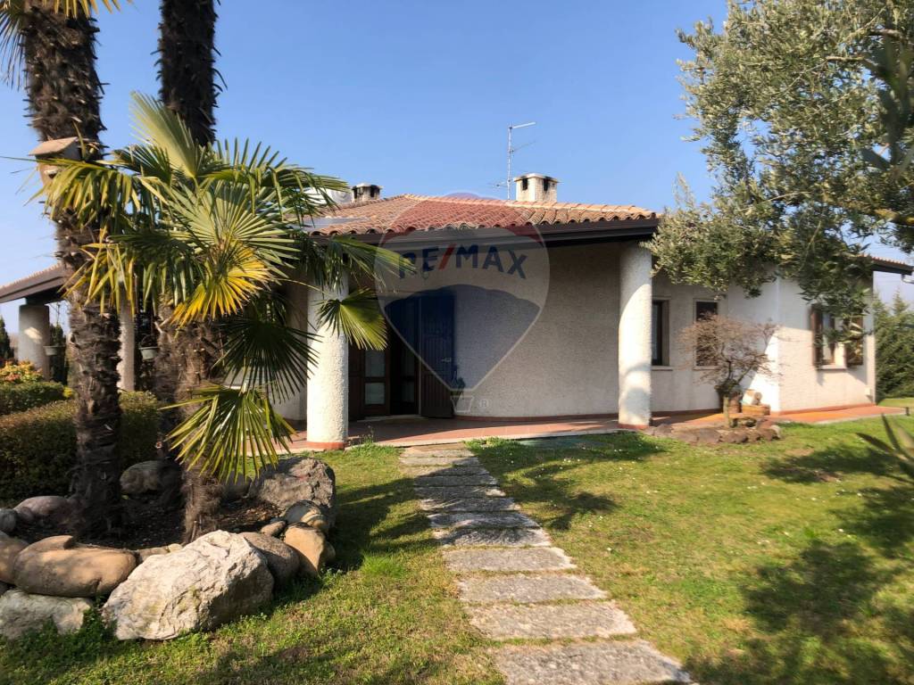 Vendita Villa unifamiliare in via Ugo Foscolo 16 Castelnuovo del Garda ...