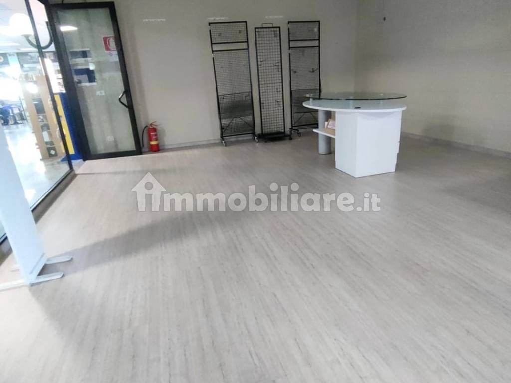 Locale commerciale via Magenta 41, Rho, Rif. 107936071 - Immobiliare.it