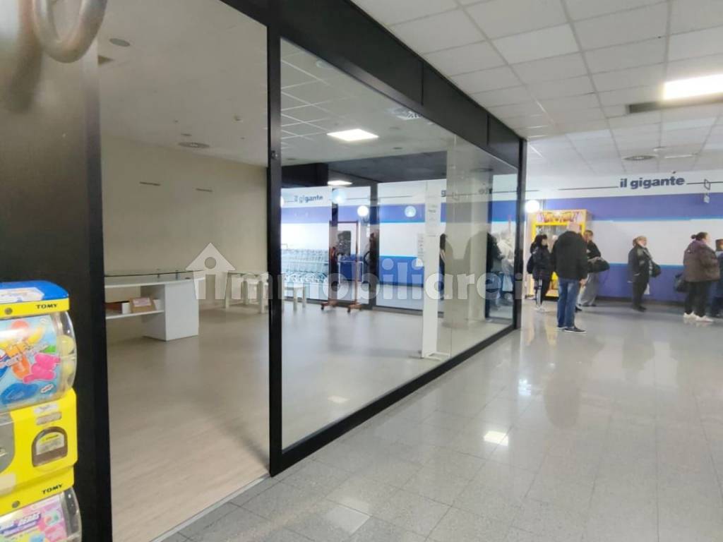 Locale commerciale via Magenta 41, Rho, Rif. 107936071 - Immobiliare.it