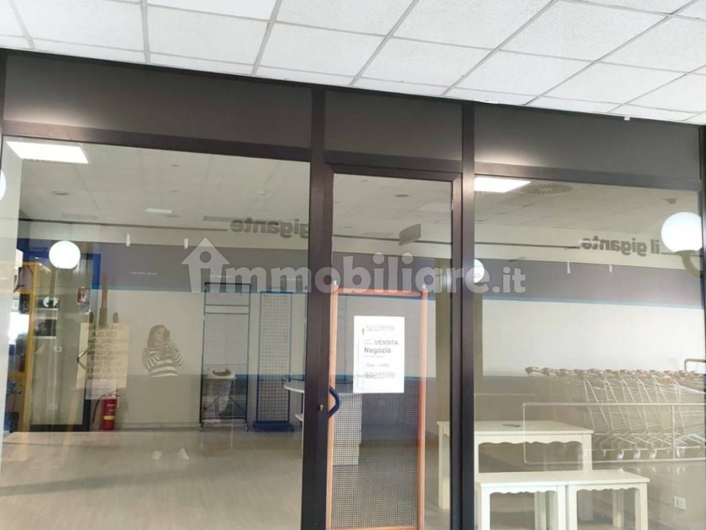 Locale commerciale via Magenta 41, Rho, Rif. 107936071 - Immobiliare.it