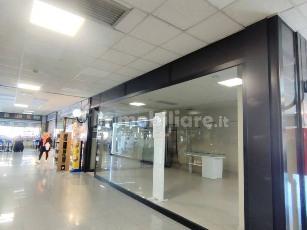 Locale commerciale via Magenta 41, Rho, Rif. 107936071 - Immobiliare.it