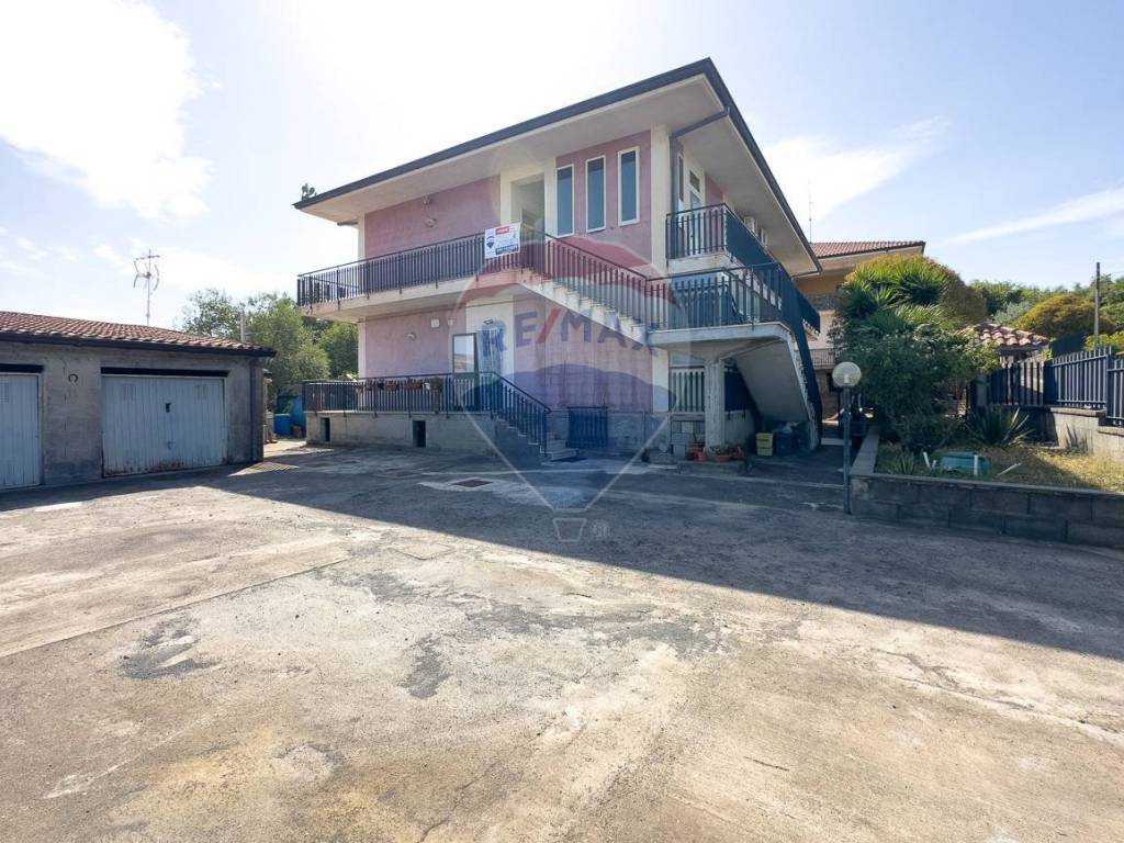 Vendita Appartamento in via san pietro clarenza 6. Mascalucia. Buono ...