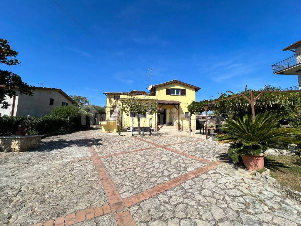 Vendita Villa unifamiliare in via Milano Fiano Romano. Buono stato ...