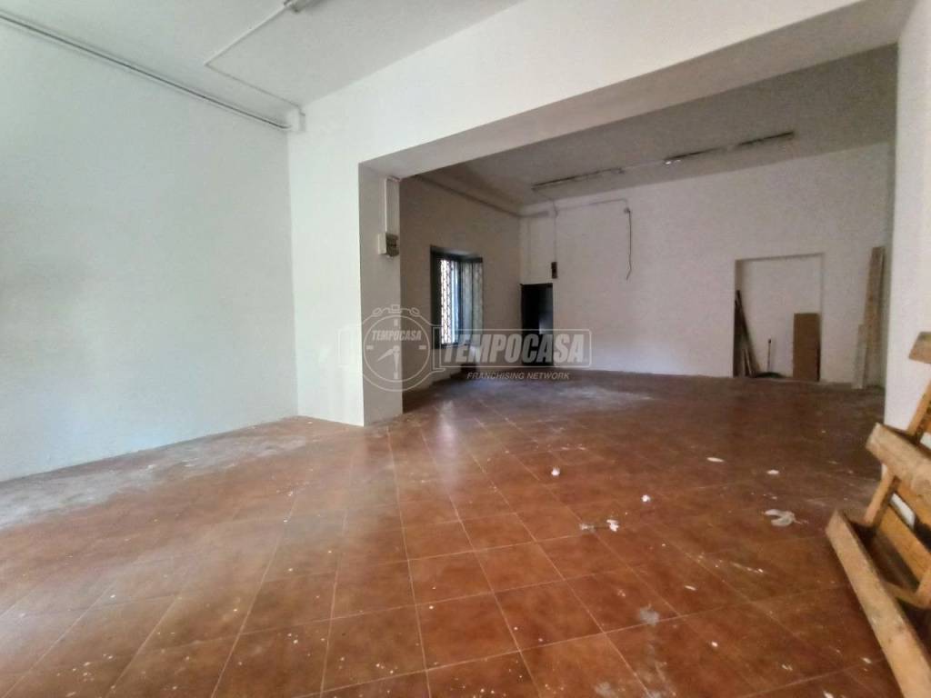 Locale commerciale via Aviere Mario Pirozzi, Giugliano in Campania, Rif ...