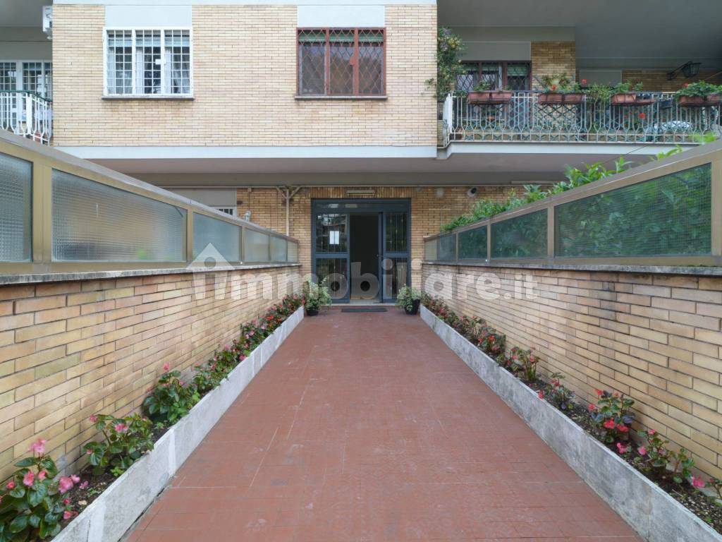 Vendita Appartamento in via Virginia Agnelli 47. Roma. Da ristrutturare ...