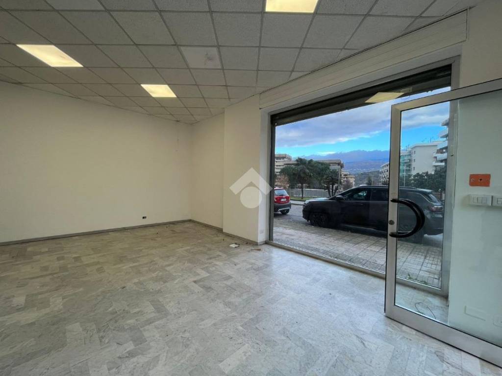 Locale commerciale via Edoardo e Mario Cristofaro 1, Cosenza, Rif ...