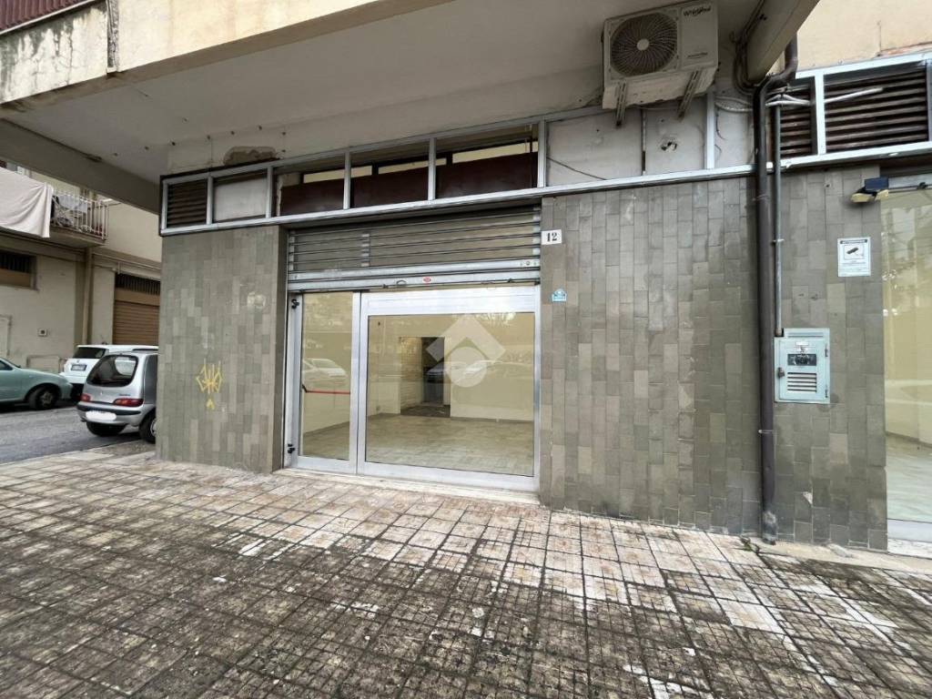 Locale commerciale via Edoardo e Mario Cristofaro 1, Cosenza, Rif ...