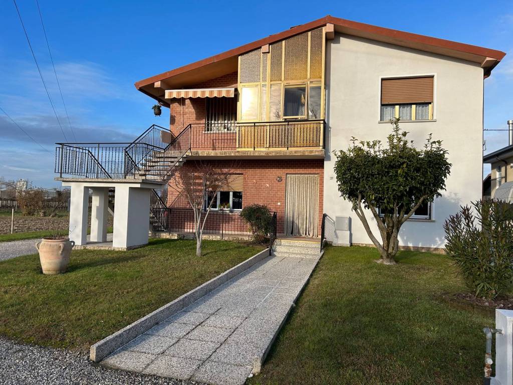 Vendita Villa unifamiliare Zoppola. Buono stato, posto auto, con ...