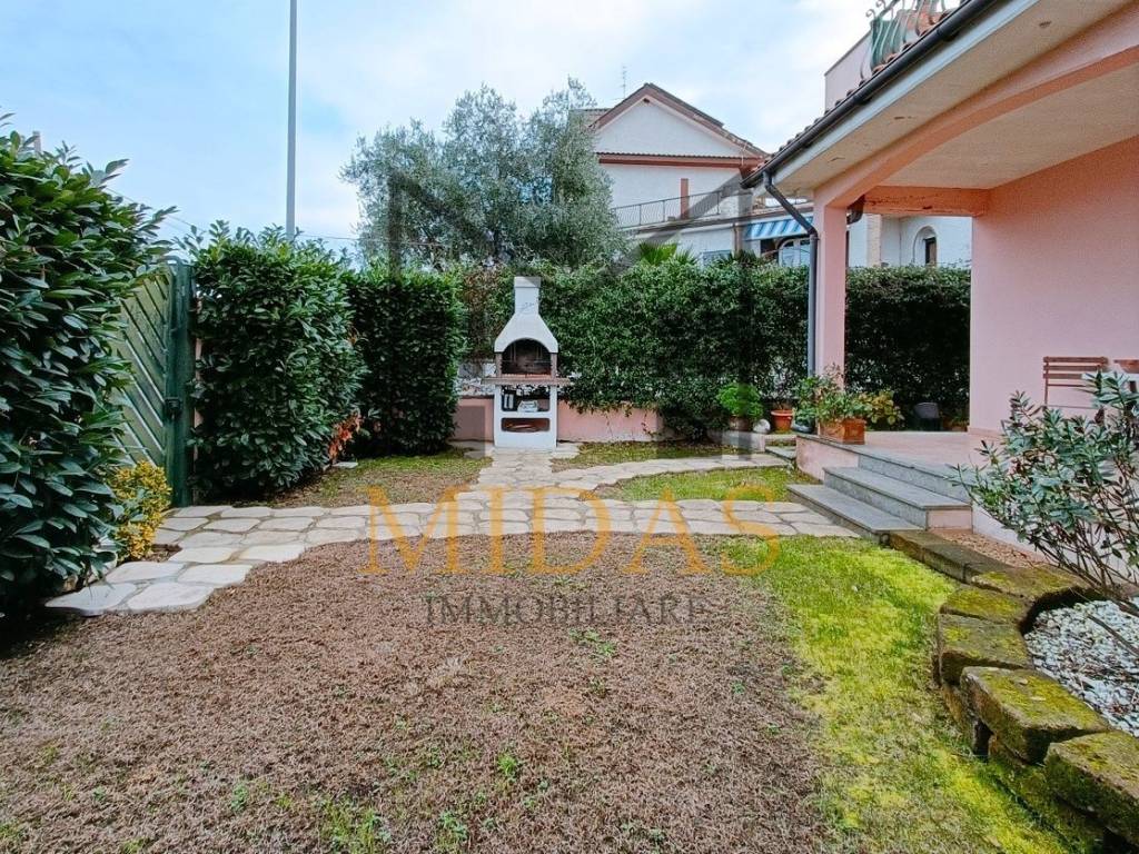 Vendita Villa plurifamiliare in viale Colle Romito Ardea. Buono stato ...