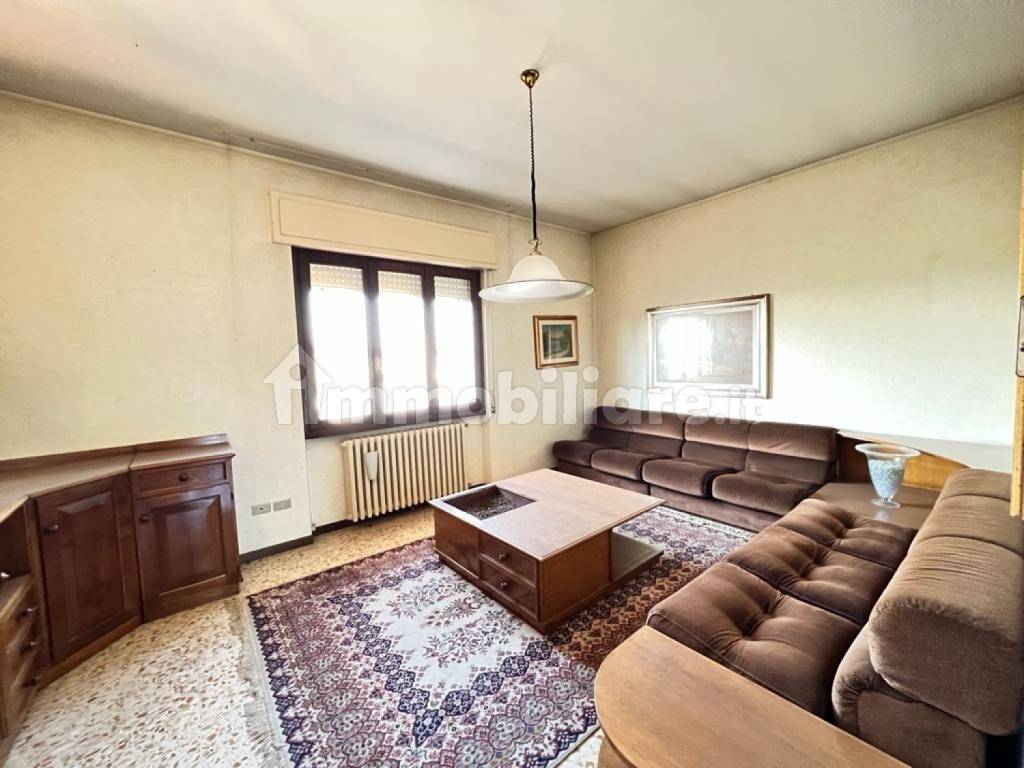 Vendita Appartamento Lonato del Garda. Quadrilocale in via Centenaro ,. Buono stato, posto auto ...