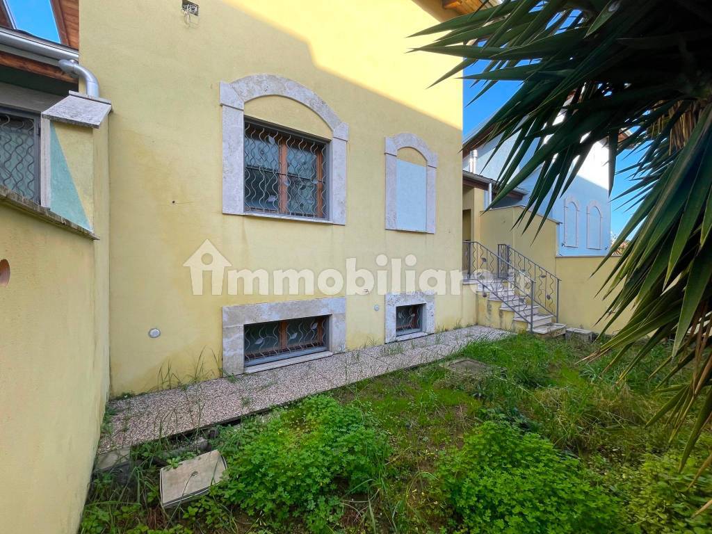 Vendita Villa plurifamiliare in via Pietro Romani 43 Roma. Nuova, posto ...