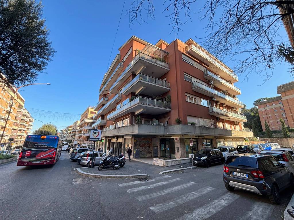 Vendita Appartamento in via Baldo degli Ubaldi 190. Roma. Da ...