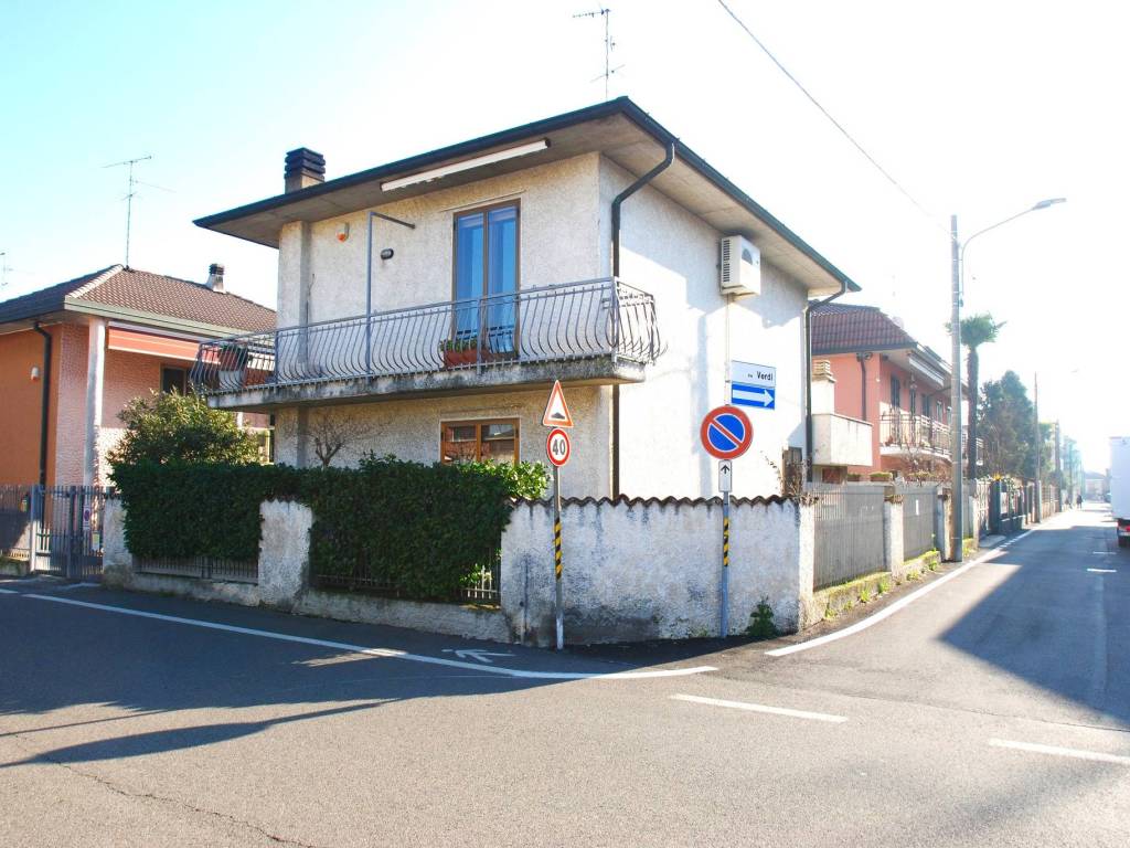 Vendita Villa unifamiliare in via Antonio Vivaldi 6 Cisliano. Buono ...