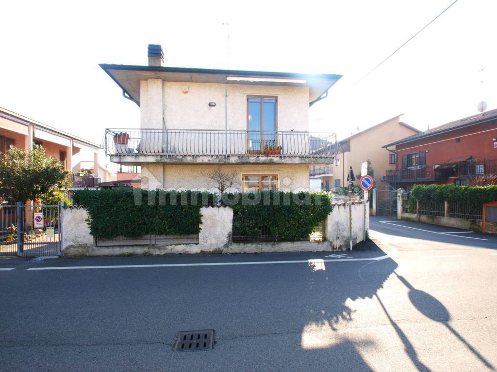 Vendita Villa unifamiliare in via Antonio Vivaldi 6 Cisliano. Buono ...