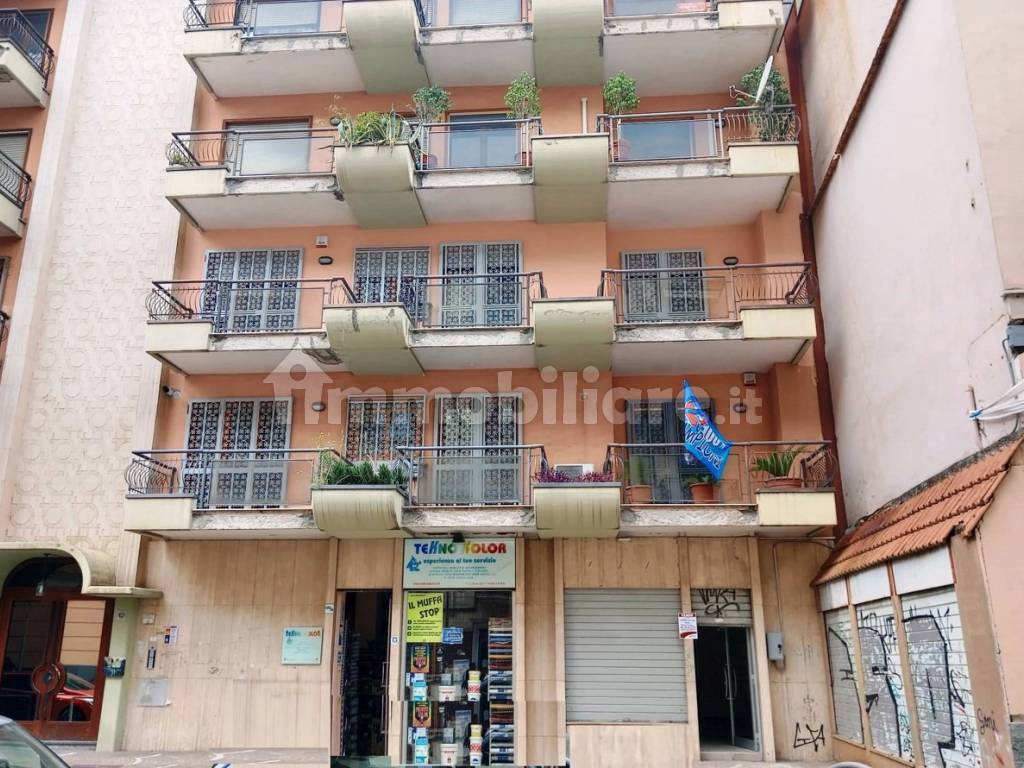Locale commerciale via Cavour, Casoria, Rif. 108860831 - Immobiliare.it