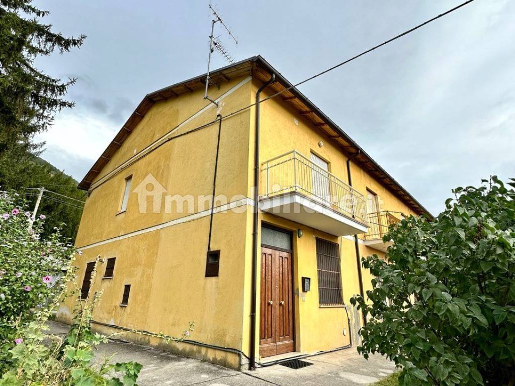 Affitto Terratetto plurifamiliare in via 4 Novembre 11 Barete. Buono stato, con balcone ...