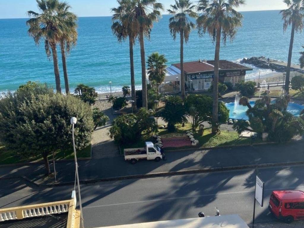 Vendita Appartamento in via Fratelli Cairoli. Varazze. Da ristrutturare ...