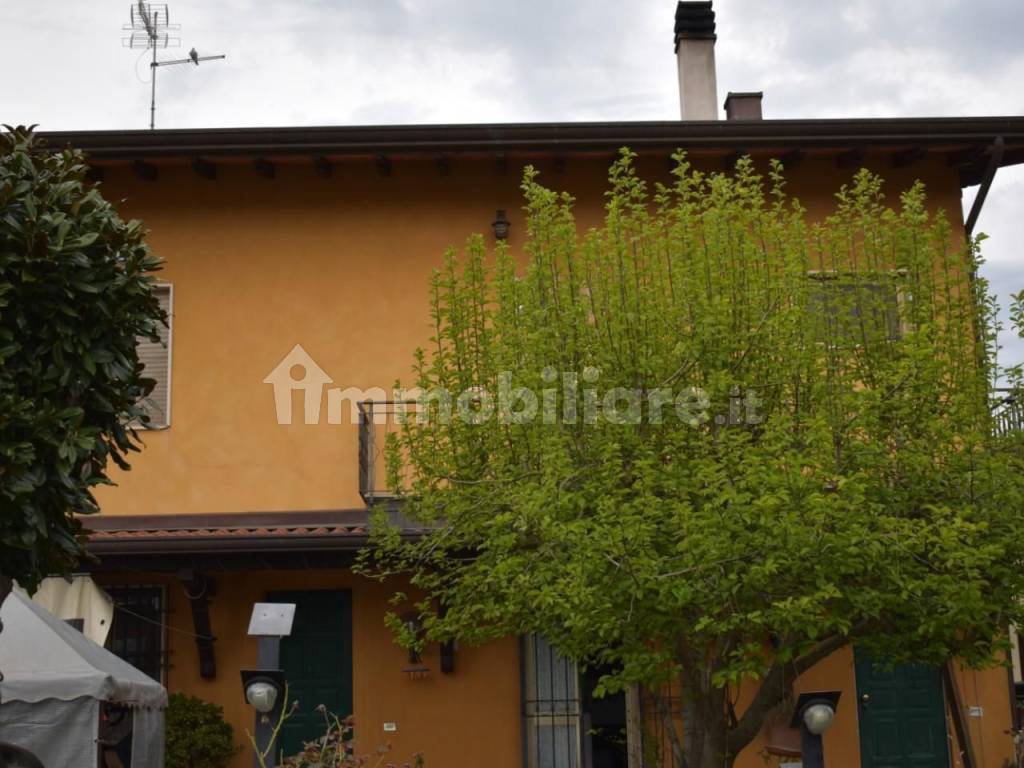Vendita Villa a schiera in via Treviso, 54100 Massa. Da ristrutturare ...