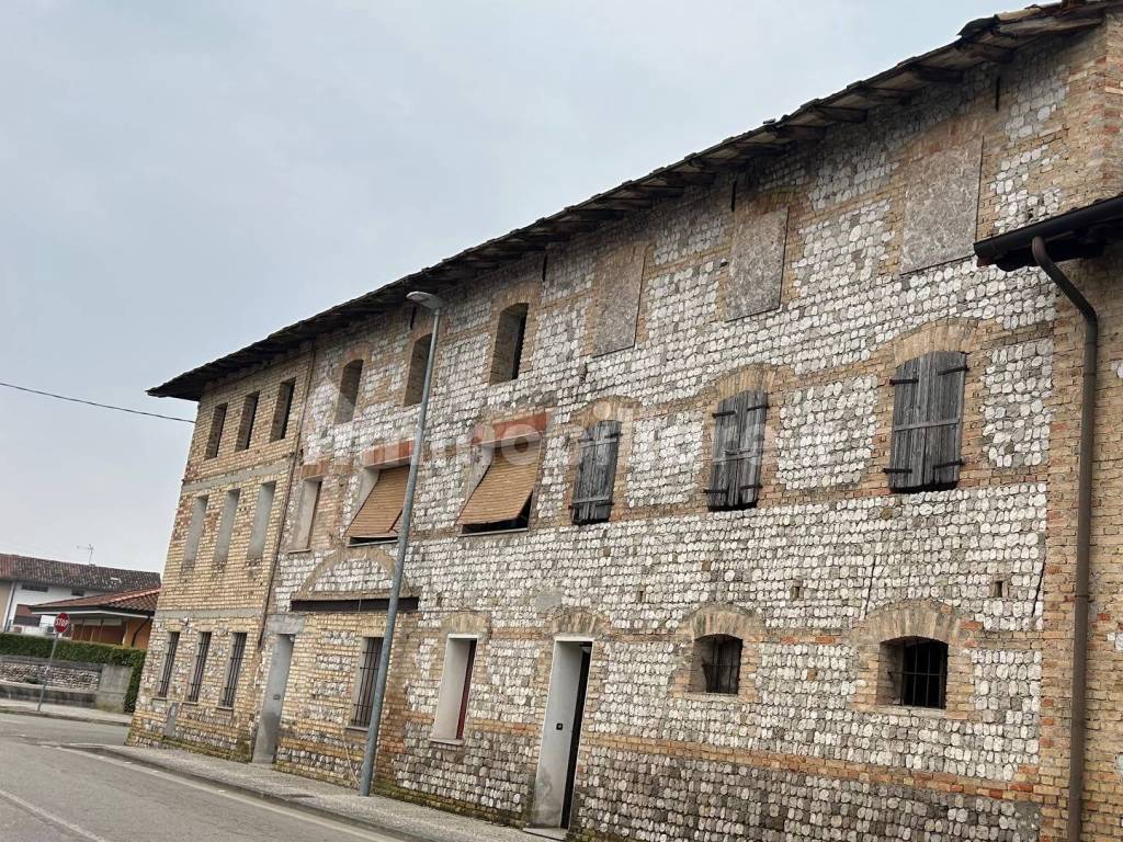 Vendita Casale Zoppola. Da ristrutturare, posto auto, 360 m², rif ...