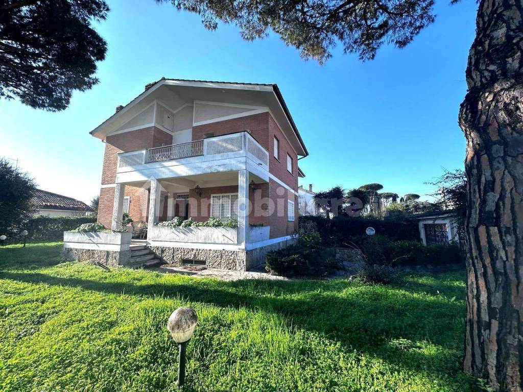 Sale Two-family villa in via delle Tuberose Anzio. Good condition ...