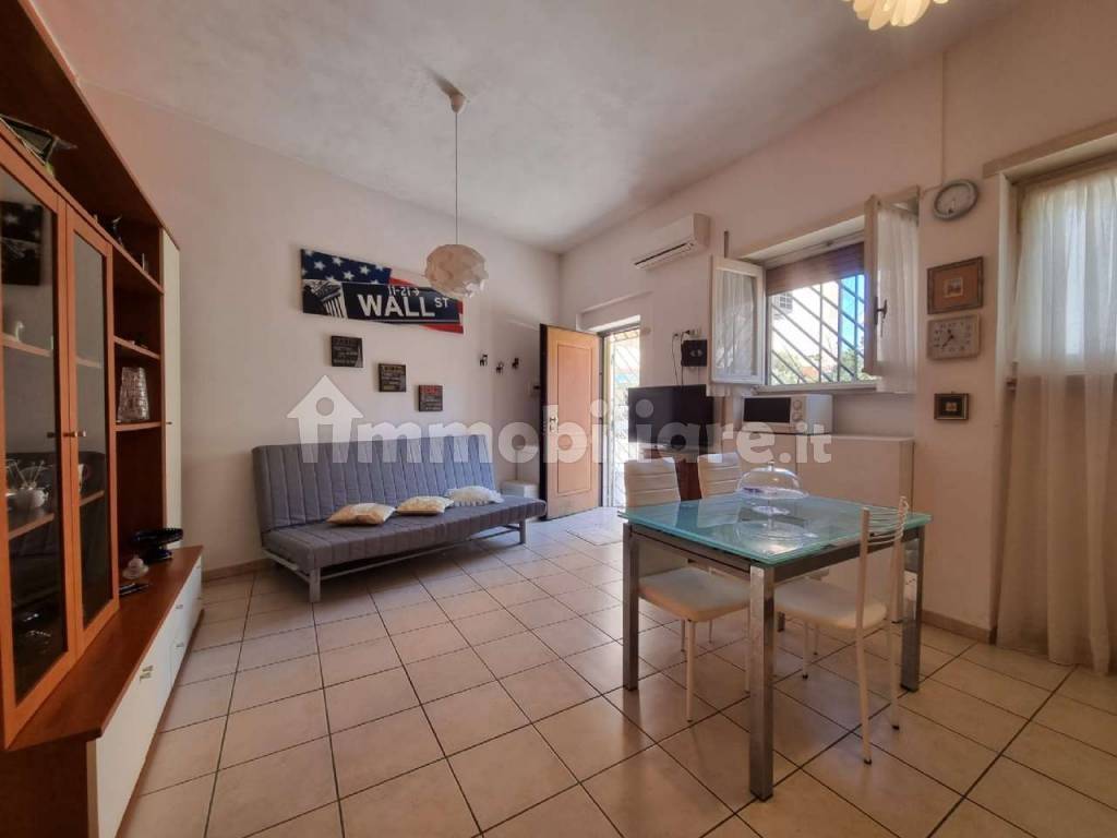 Vendita Appartamento Pomezia. Bilocale in via Roma. Buono stato, piano ...