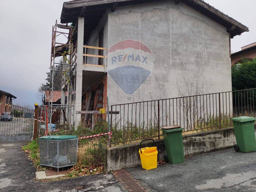 Vendita Villa bifamiliare in via Rodari SNC Gemonio. Nuova, con ...