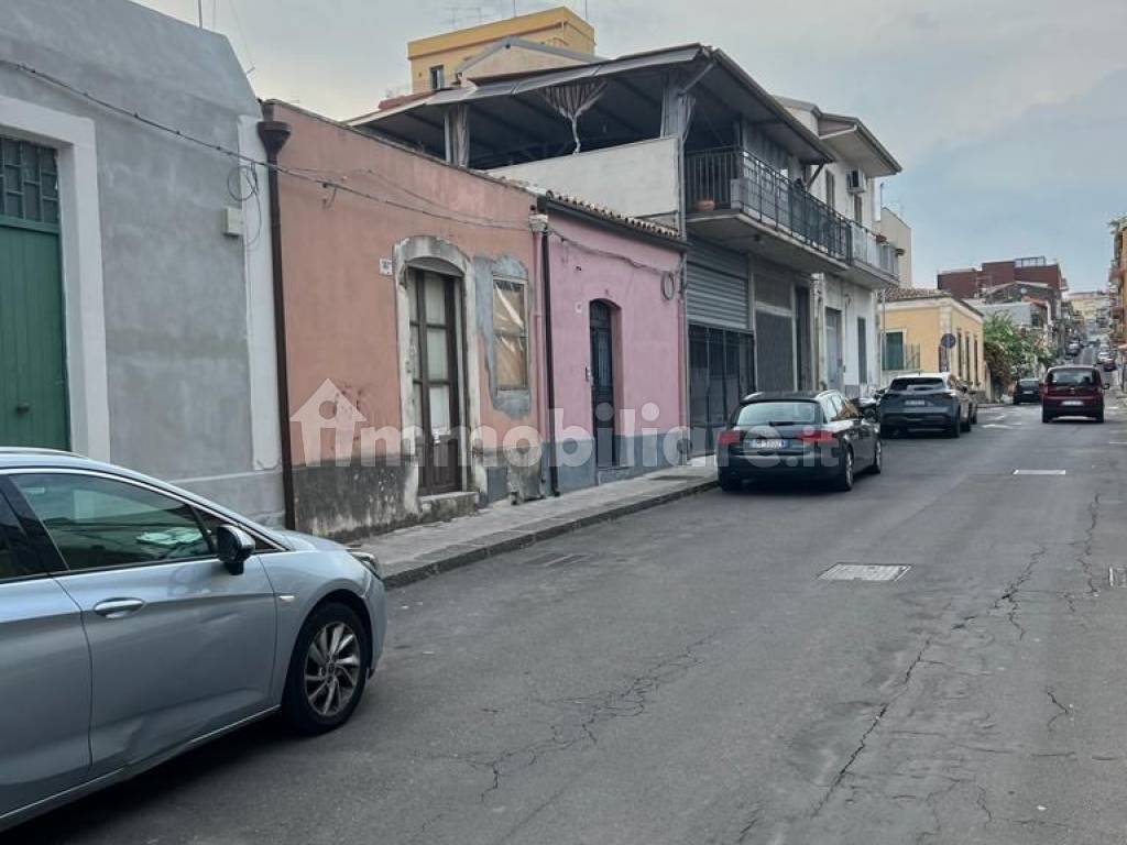 Vendita Villa unifamiliare in via Wrzì 147 Catania. Da ristrutturare ...