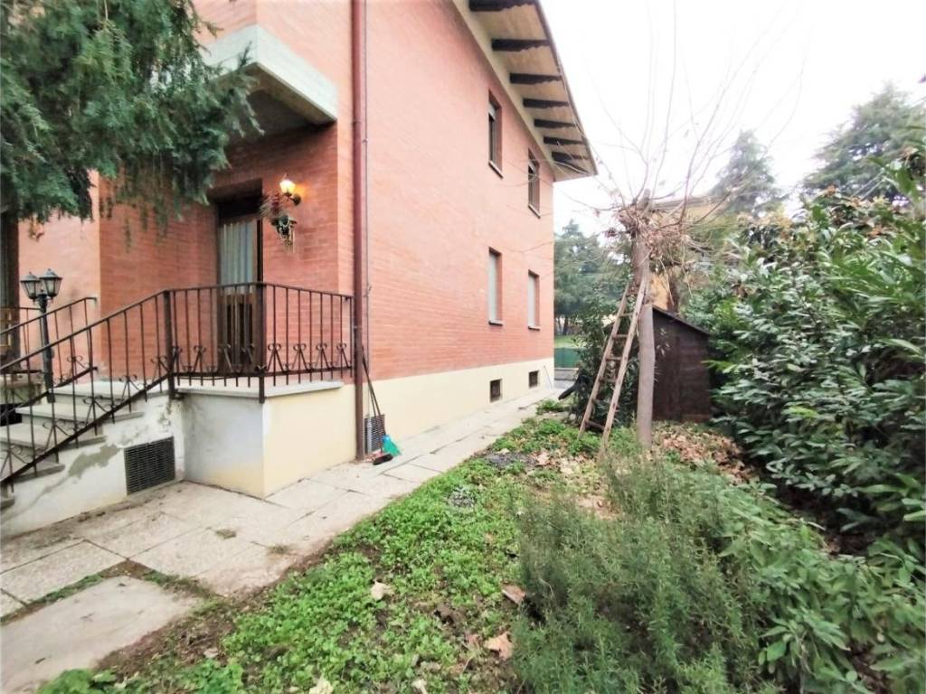 Sale Two-family villa in via Viara 5448 Castel San Pietro Terme. Good ...