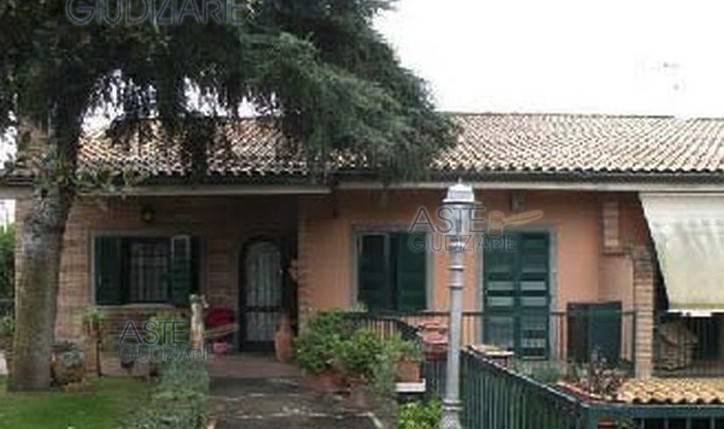 Vendita Villa bifamiliare in via Monasterace 43 Roma. Buono stato ...