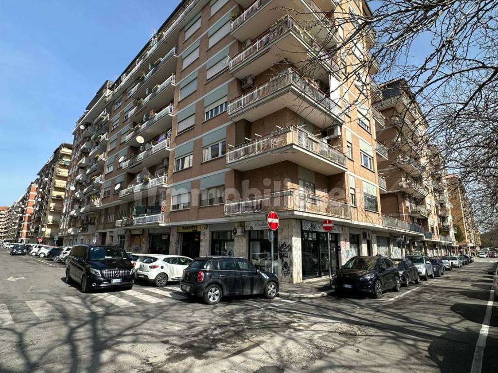 Vendita Appartamento Roma. Trilocale in via Teano 247. Buono stato ...