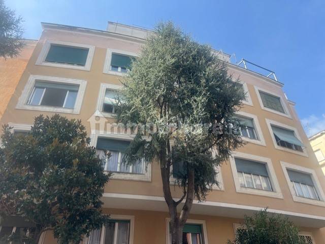 Alquiler Piso Roma. Piso de cuatro habitaciones en via Archimede. Buen ...