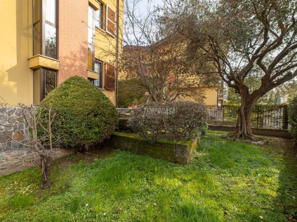 Sale Two-family villa in via Ada Negri Bussero. Good condition, parking ...