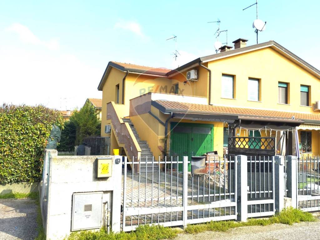 Vendita Villa bifamiliare Occhiobello. Buono stato, con terrazza ...
