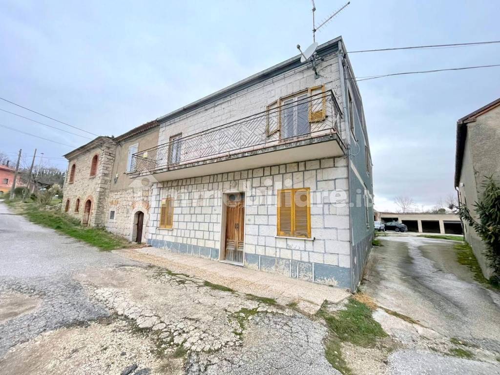 Vendita Villa bifamiliare Baranello. Da ristrutturare, posto auto, con ...