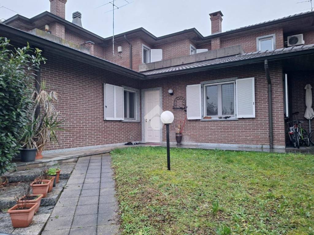 Rent Two-family villa in via Novara 13 Inveruno. Good condition ...