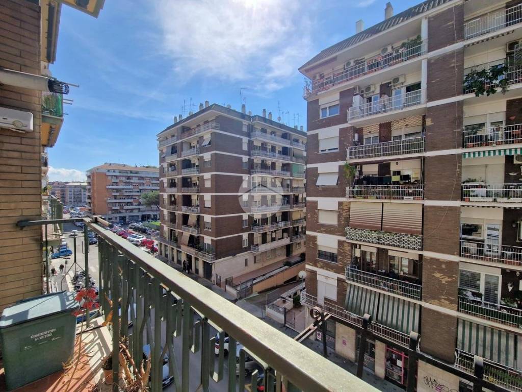 Vendita Appartamento Roma. Trilocale in via Val Maggia 146. Buono stato ...
