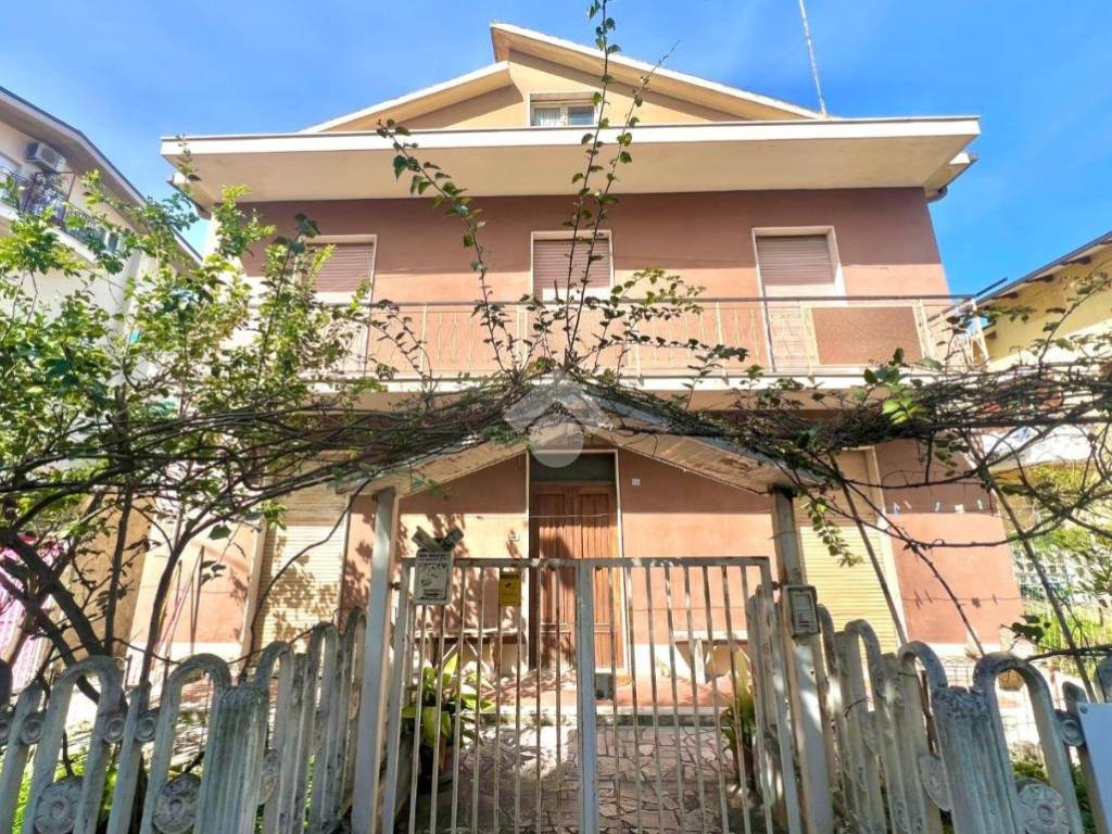 Sale Two-family villa in via Parisina 14 Pescara. To be refurbished ...