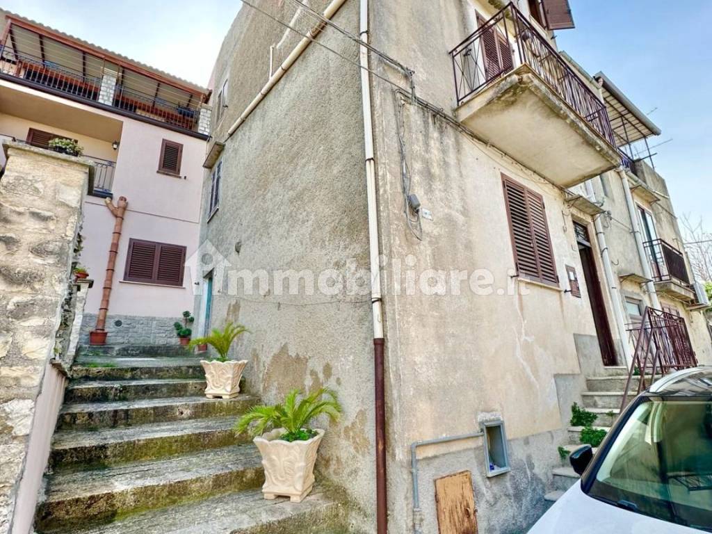 Vendita Terratetto unifamiliare in via Forno 28 Chiusa Sclafani. Buono ...