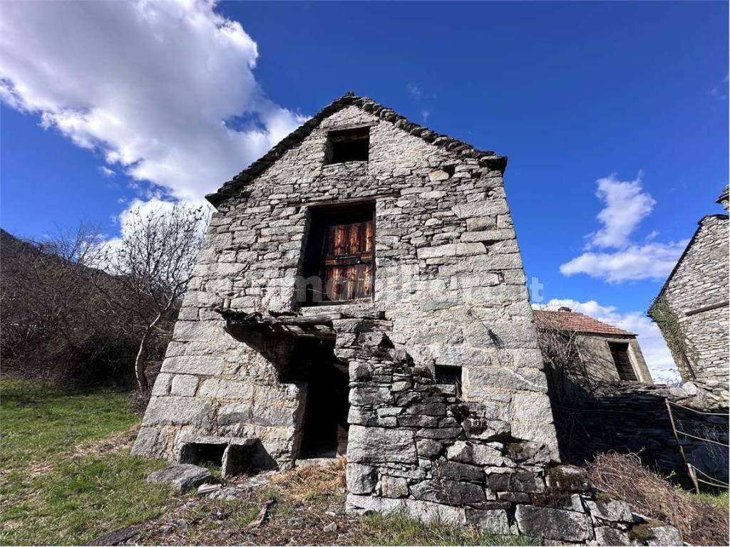 Vendita Rustico in Case Sparse La Rondola, SNC Crodo. Da ristrutturare ...