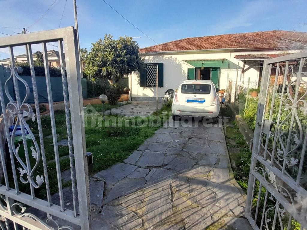 Sale Two-family villa in viale Roma 260 Massa. Good condition, parking ...