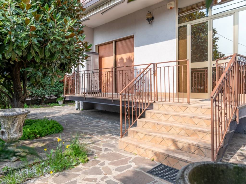 Sale Two-family villa in via Solferino 4 Villafranca di Verona. Good ...