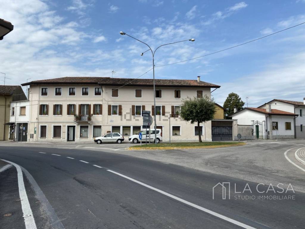 Palazzo - Edificio piazza Santa Margherita San C., Valvasone Arzene ...