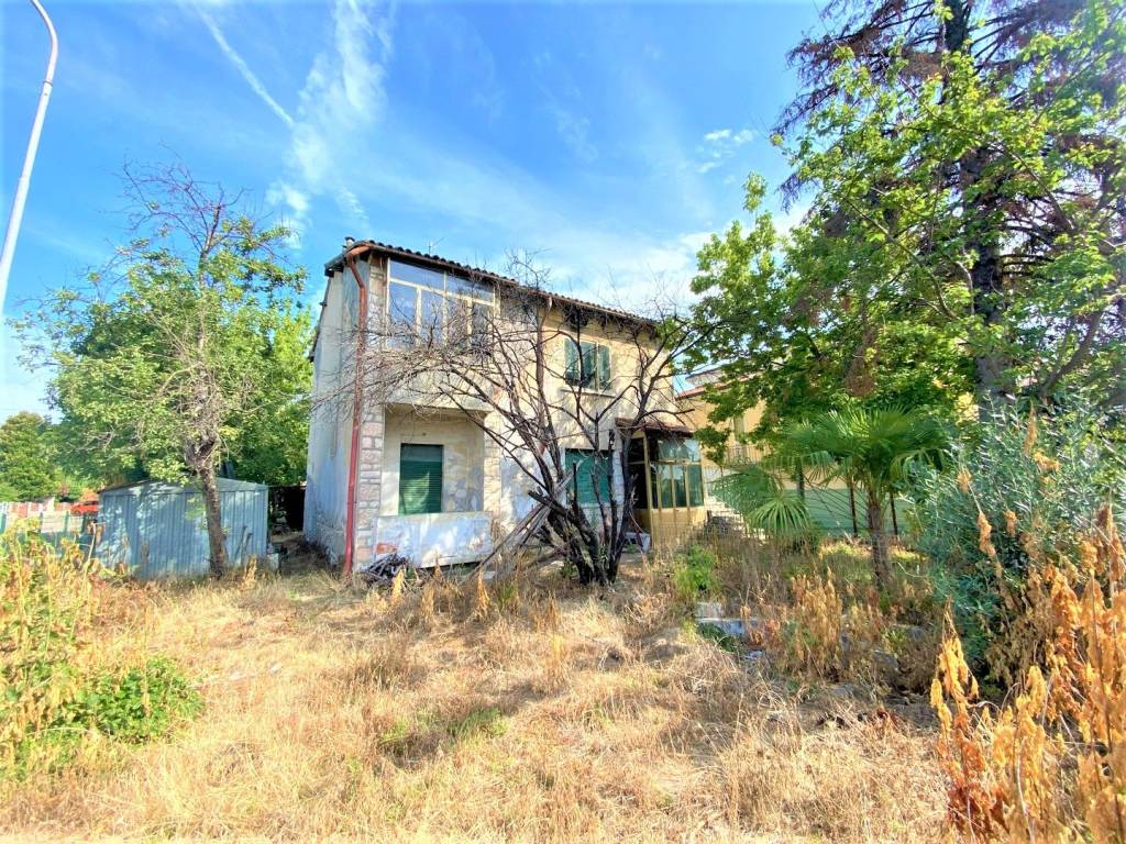 Vendita Villa bifamiliare Monteforte d'Alpone. Da ristrutturare, posto ...