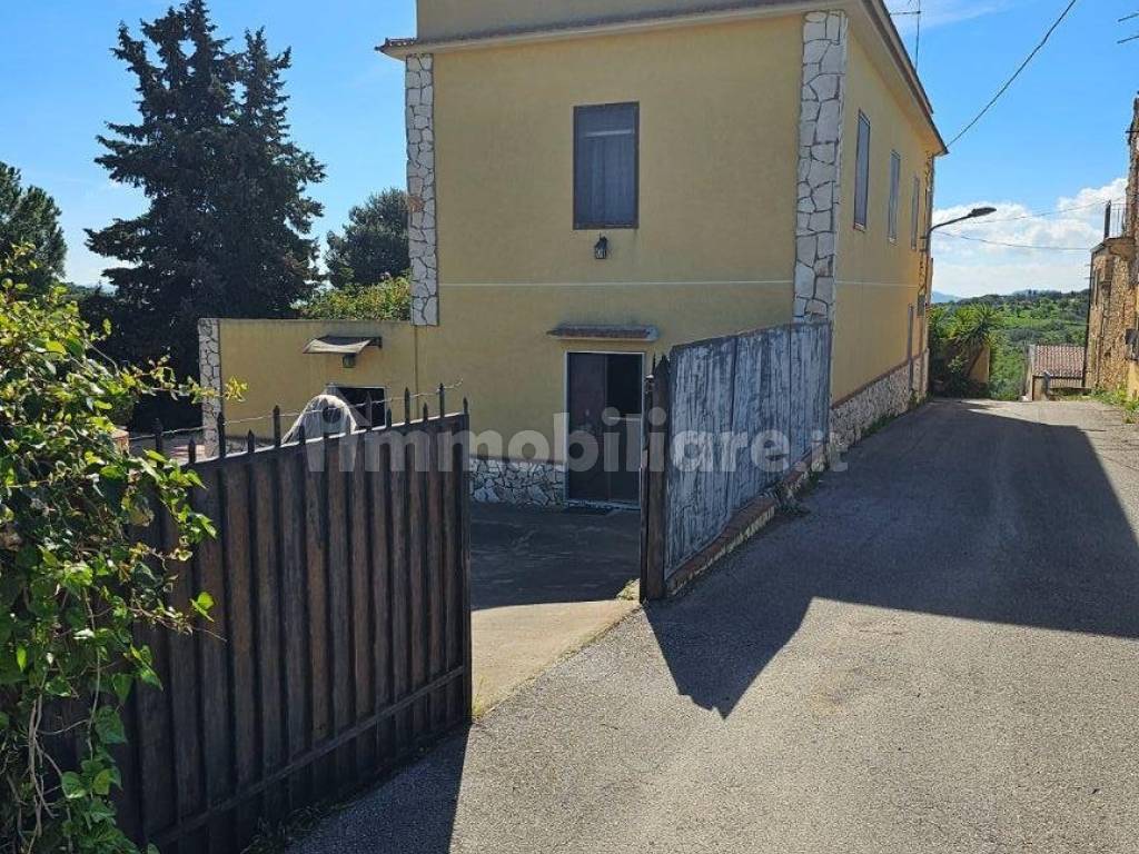 Vendita Villa bifamiliare in Contrada Favarella Caltanissetta. Posto ...