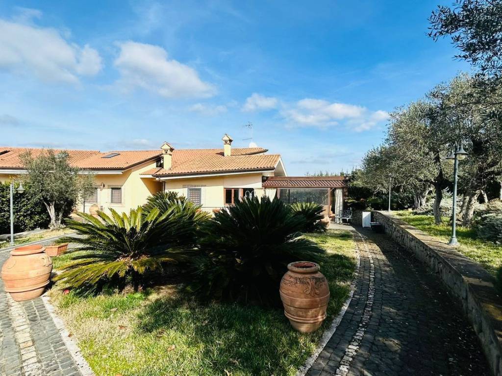 Vendita Villa unifamiliare in via Enrico Fermi San C. Frascati. Buono ...