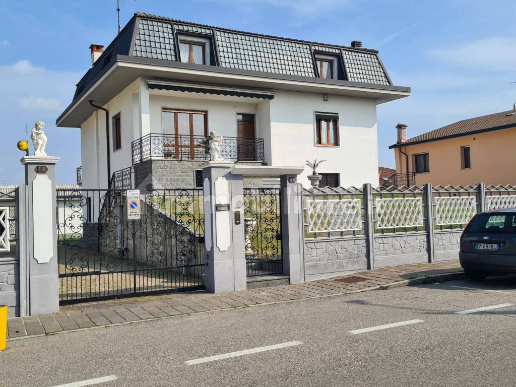 Sale Two-family villa in via Monsignor della Beffa 16 Bubbiano. Good ...