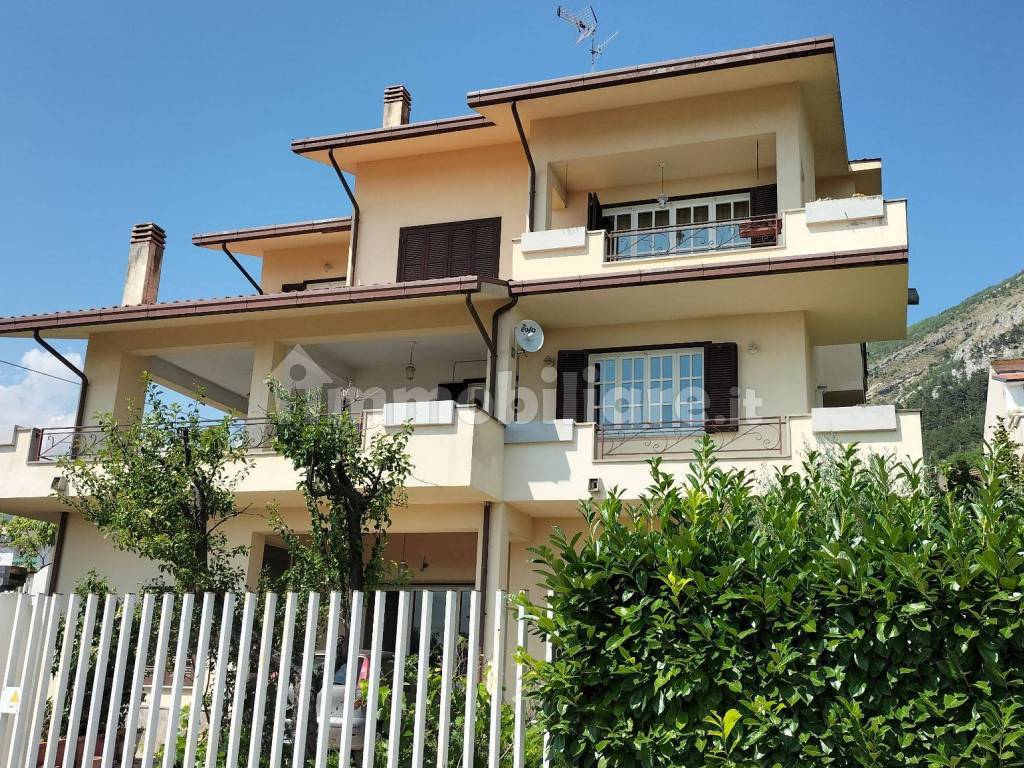 Vendita Villa plurifamiliare in via Enea Merolli 36 Celano. Buono stato ...