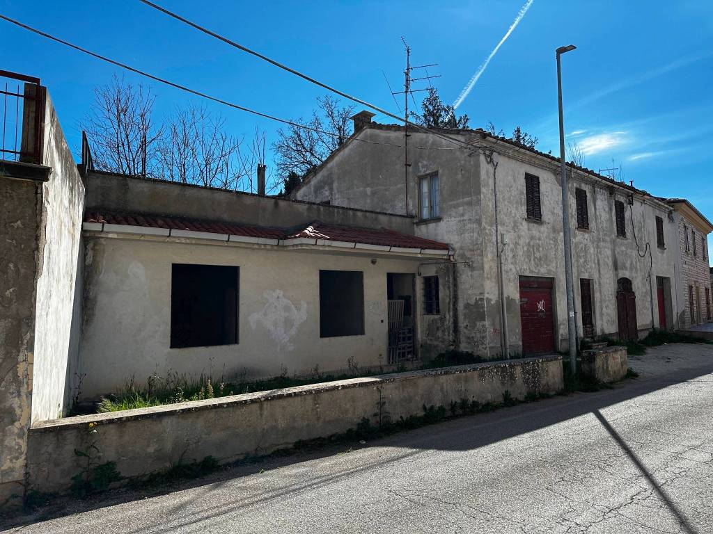 Vendita Villa a schiera Sant'Ippolito. Da ristrutturare, posto auto ...