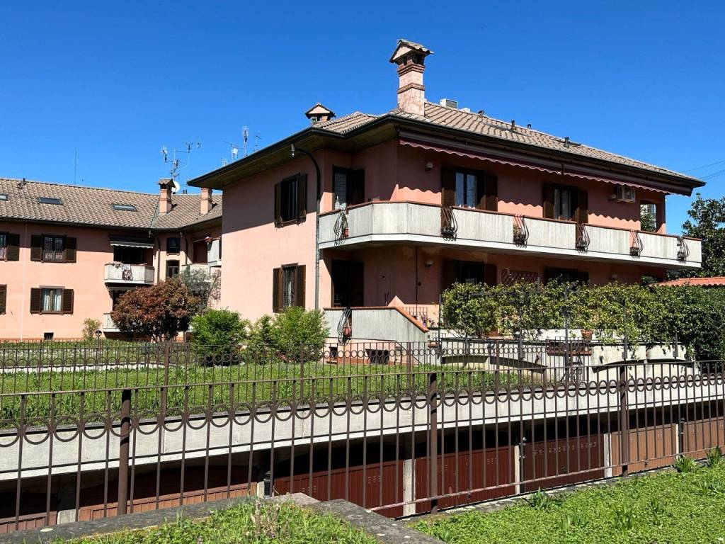 Vendita Appartamento Pessano con Bornago. Trilocale in via della ...